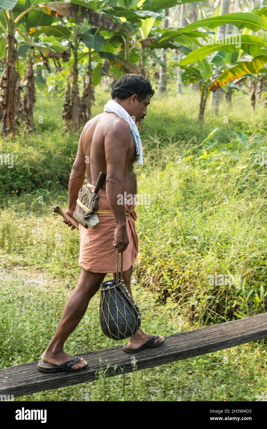 Indischer toddy tapper -Fotos und -Bildmaterial in hoher Auflösung – Alamy