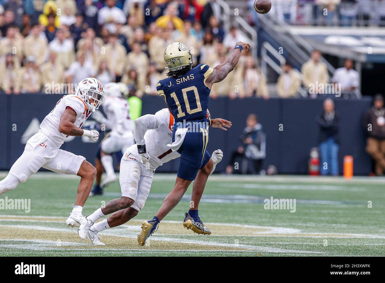 30. Oktober 2021: Jeff Sims (10) von Georgia Tech wird den Ball los, da ...