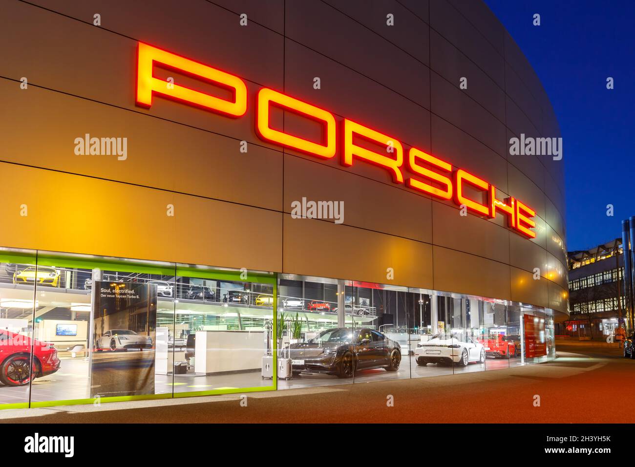 Porsche headquarters zuffenhausen stuttgart -Fotos und -Bildmaterial in ...