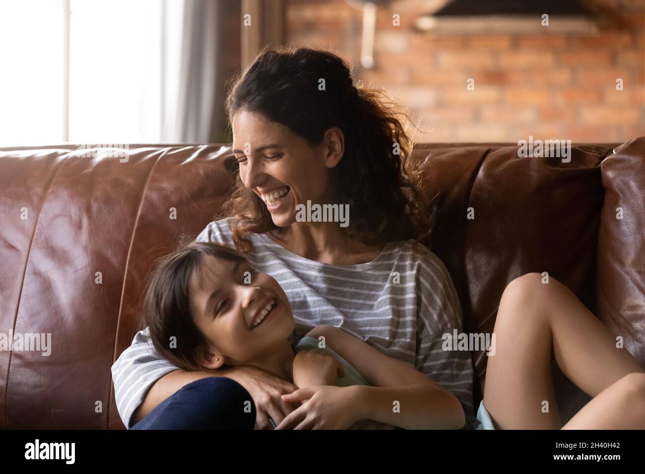 Happy mother child tickle play -Fotos und -Bildmaterial in hoher Auflösung – Alamy