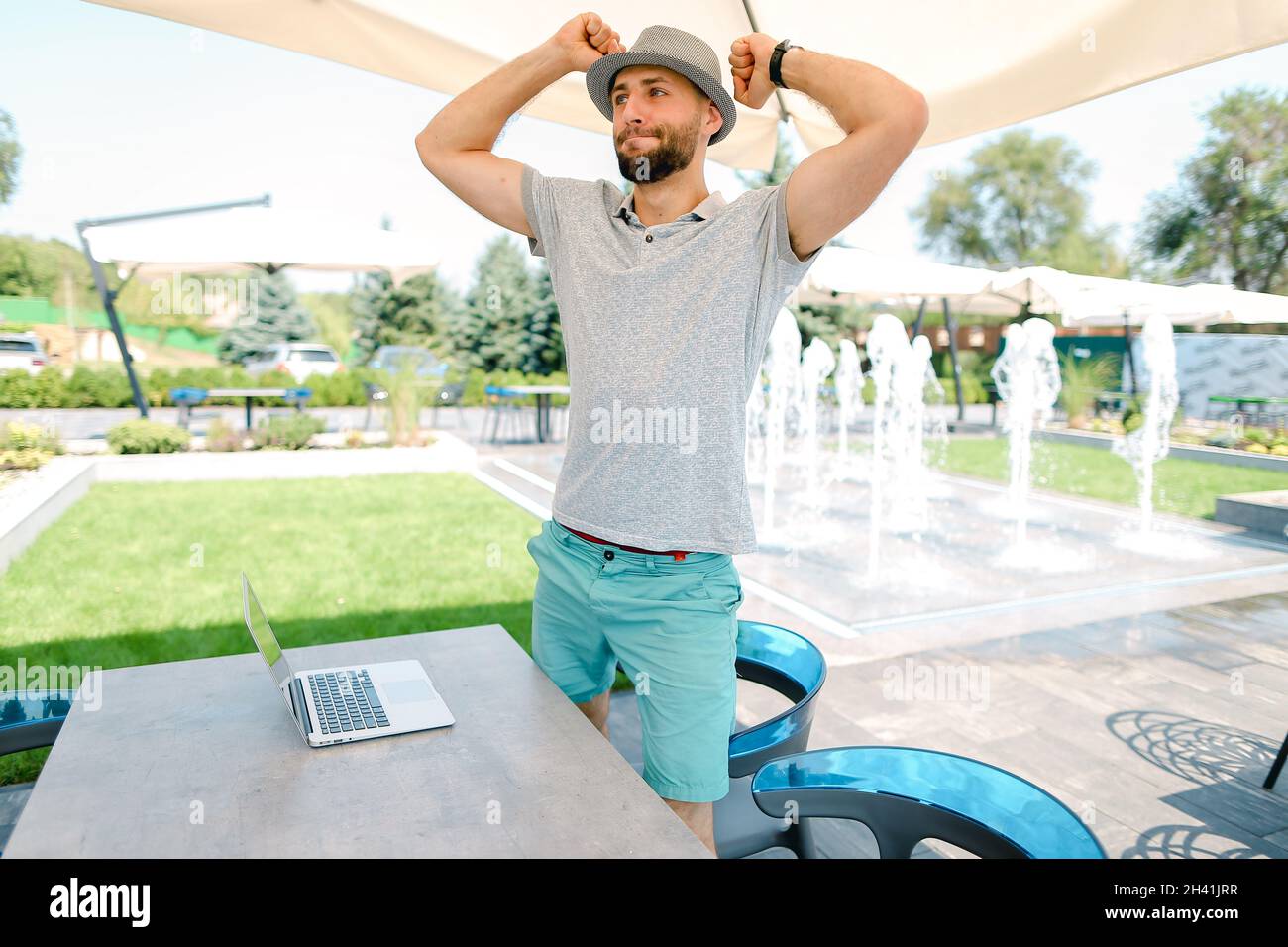 Jocund macht Spaß, in einem Taschenstuhl zu sitzen und die ...