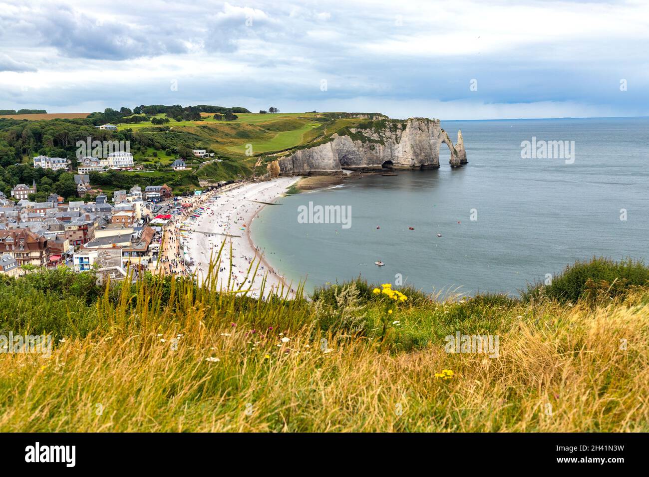 Etretat Stadt, Strand und berühmte Klippen in der Normandie, Frankreich ...