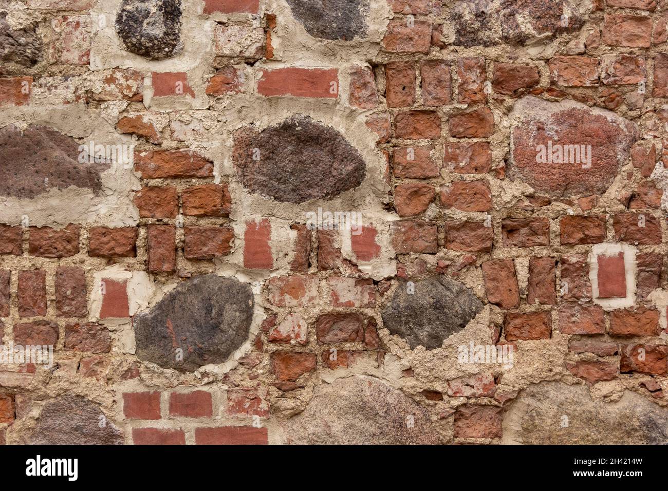 Alte Mauer aus Backstein. Ziegelsteinarbeiten im rustikalen Stil ...