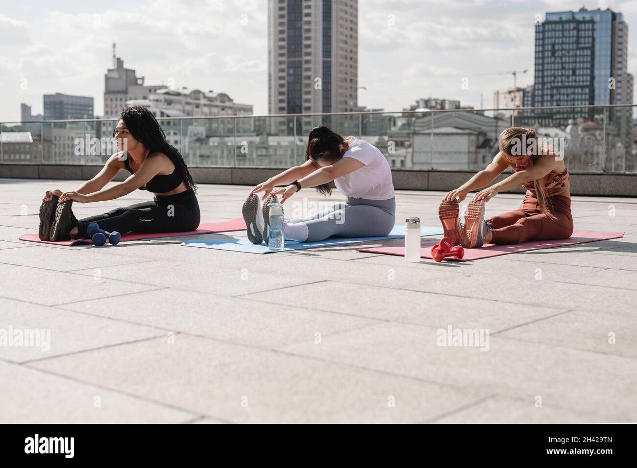 Auf bein sitzend dehnen sitzend -Fotos und -Bildmaterial in hoher ...