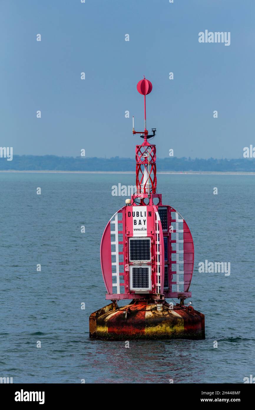 Rote Boje im Hafen von Dublin, County Dublin, Irland Stockfotografie ...