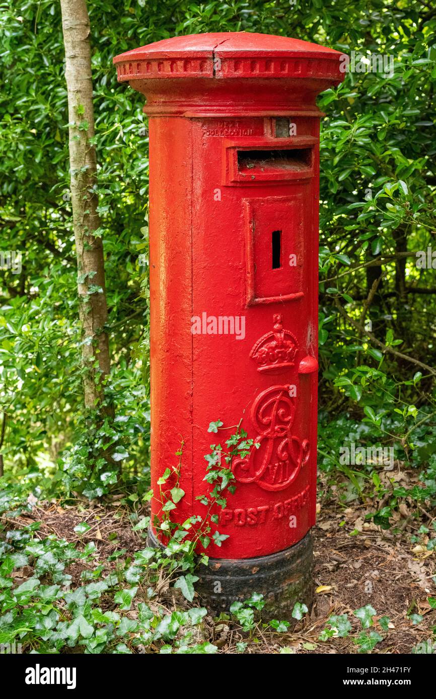 Traditioneller roter britischer briefkasten -Fotos und -Bildmaterial in ...