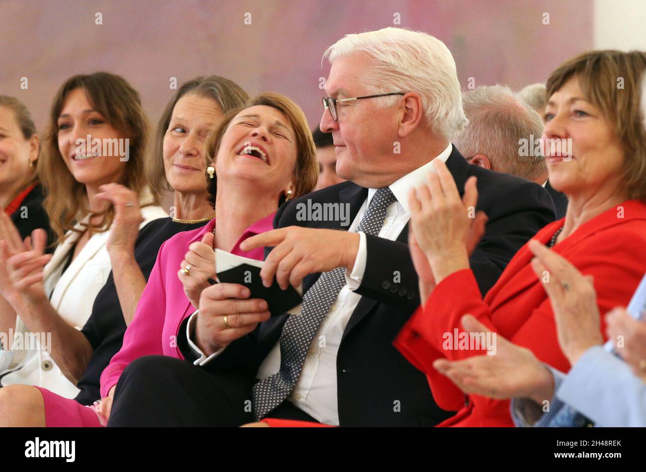 Berlin, Deutschland. November 2021. Laura Helene Rau (l-r), Tochter des ...