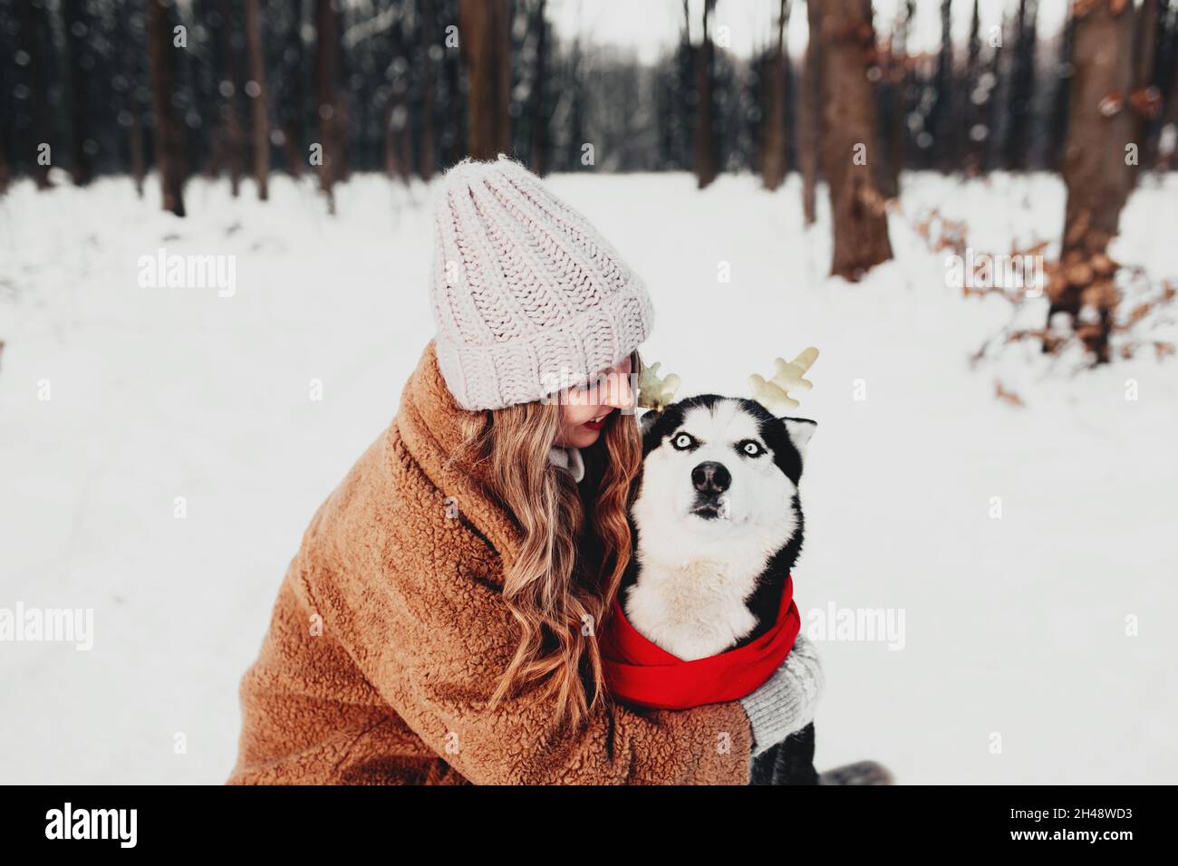 Junge frau, die hund umarmt -Fotos und -Bildmaterial in hoher Auflösung ...