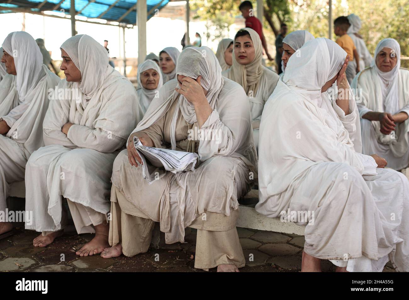 Bagdad, Irak. November 2021. Mandäische Frauen rezitieren während eines ...