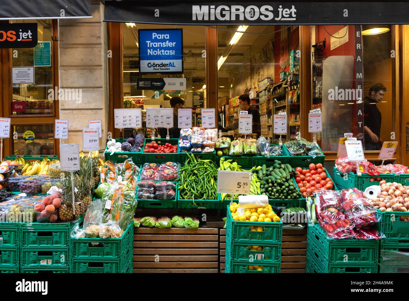 Migros jet supermarkt -Fotos und -Bildmaterial in hoher Auflösung – Alamy