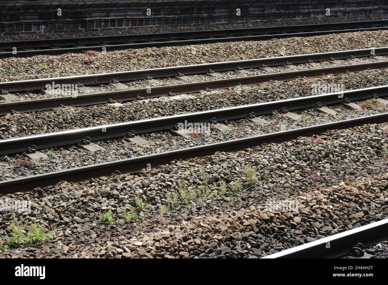Warten an einem bahnhof -Fotos und -Bildmaterial in hoher Auflösung – Alamy
