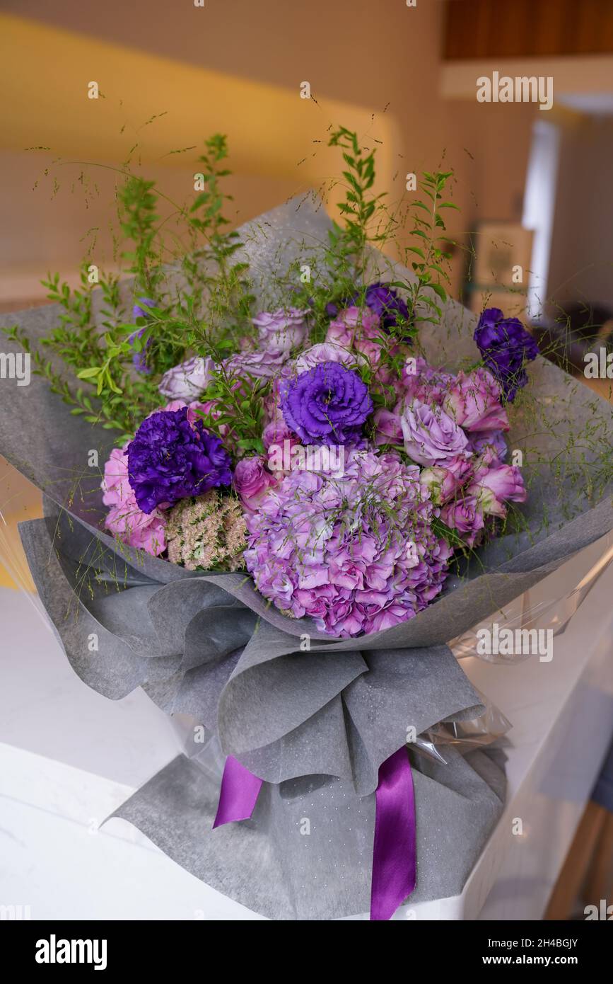 Kreatives Layout von Blumen und Blättern. Der Begriff der Natur. Eine ...