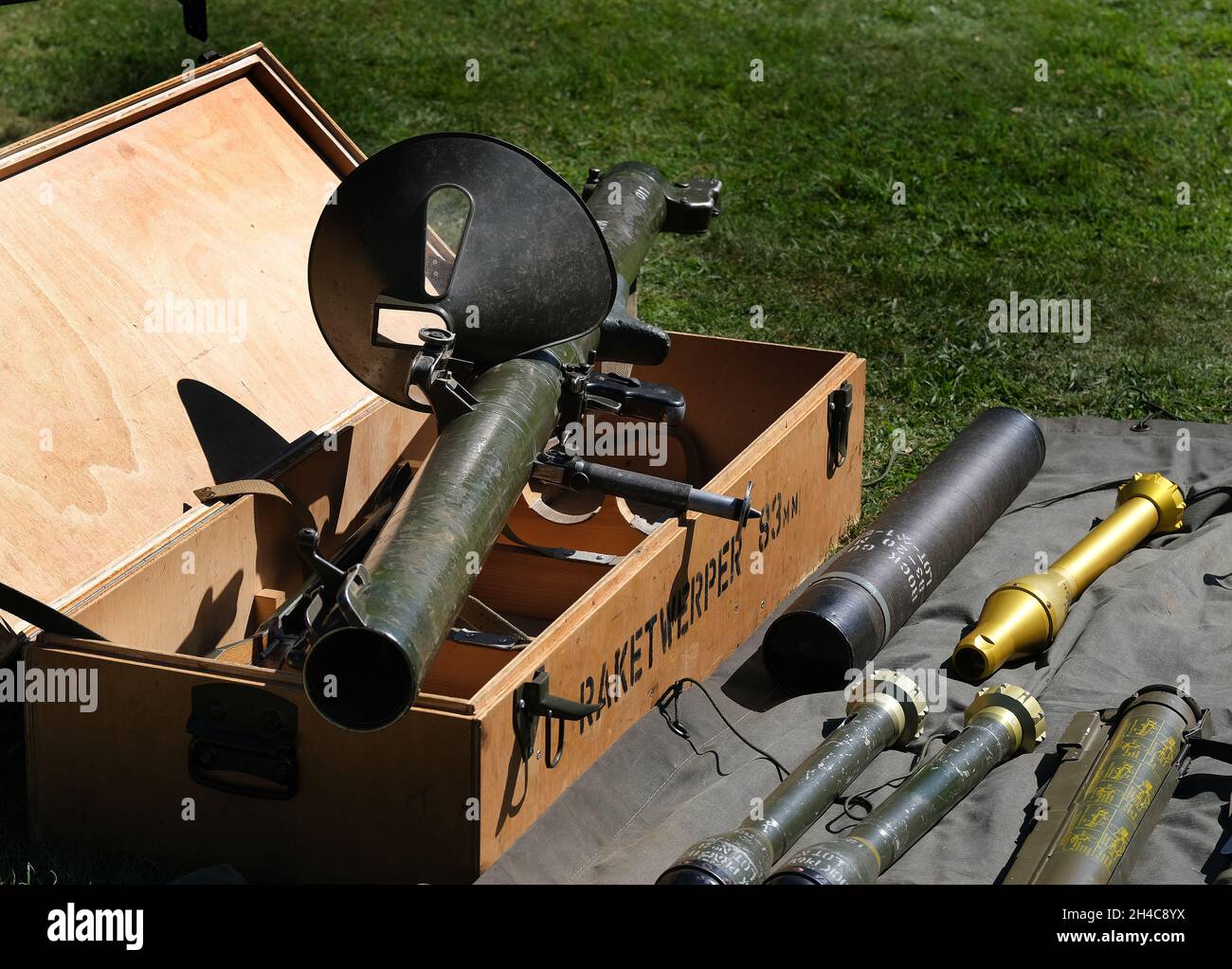 Panzerschreck (lit. 'Tank-Schrecken', 'Tank-Schrecken' oder 'Tank-Fluch ...