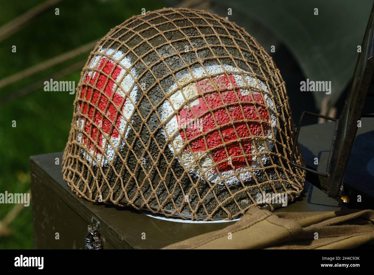Amerikanischer Stahlhelm des zweiten Weltkriegs mit rotem Kreuz-Logo ...