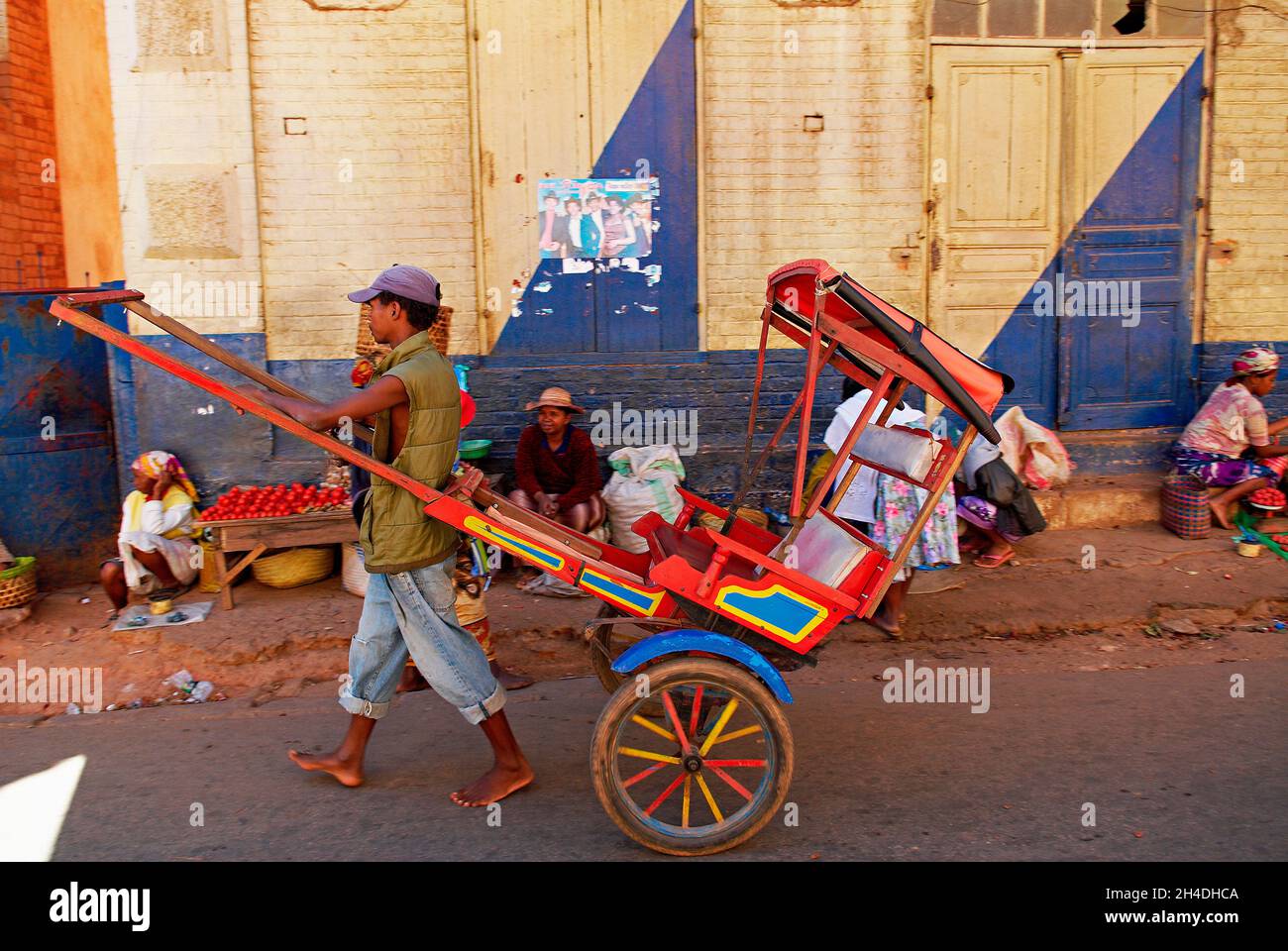 Madagaskar. Ambositra. Ville Betsileo. Pousse-pousse, le Taxi Malgache ...