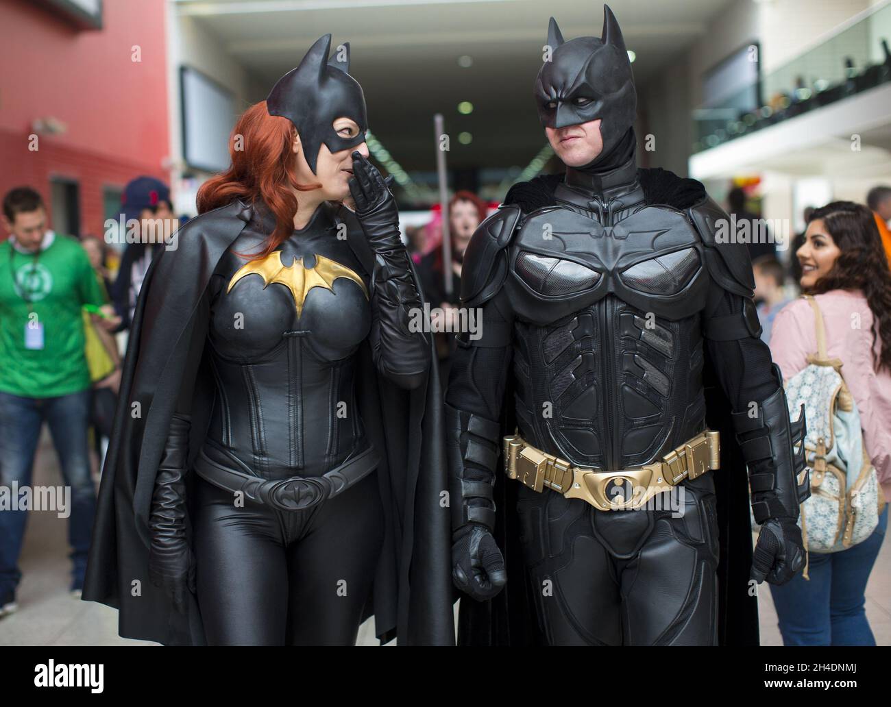 Cosplayer, die als Batman und Batwoman verkleidet sind, gehen am Samstag, den 20. Februar, im ...