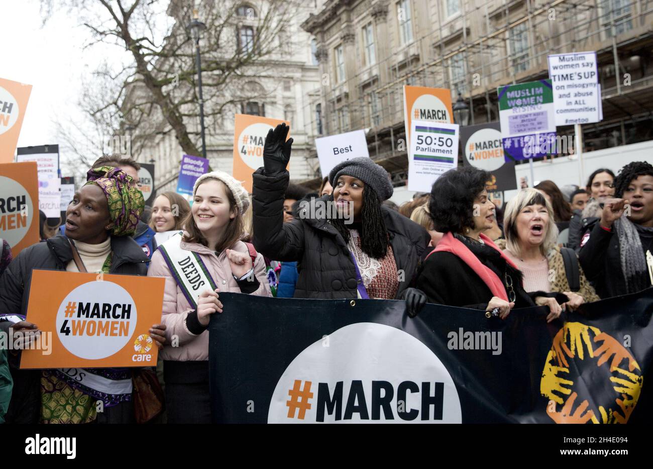 (Zweiter von links nach rechts) während der March4Women-Kundgebung im ...