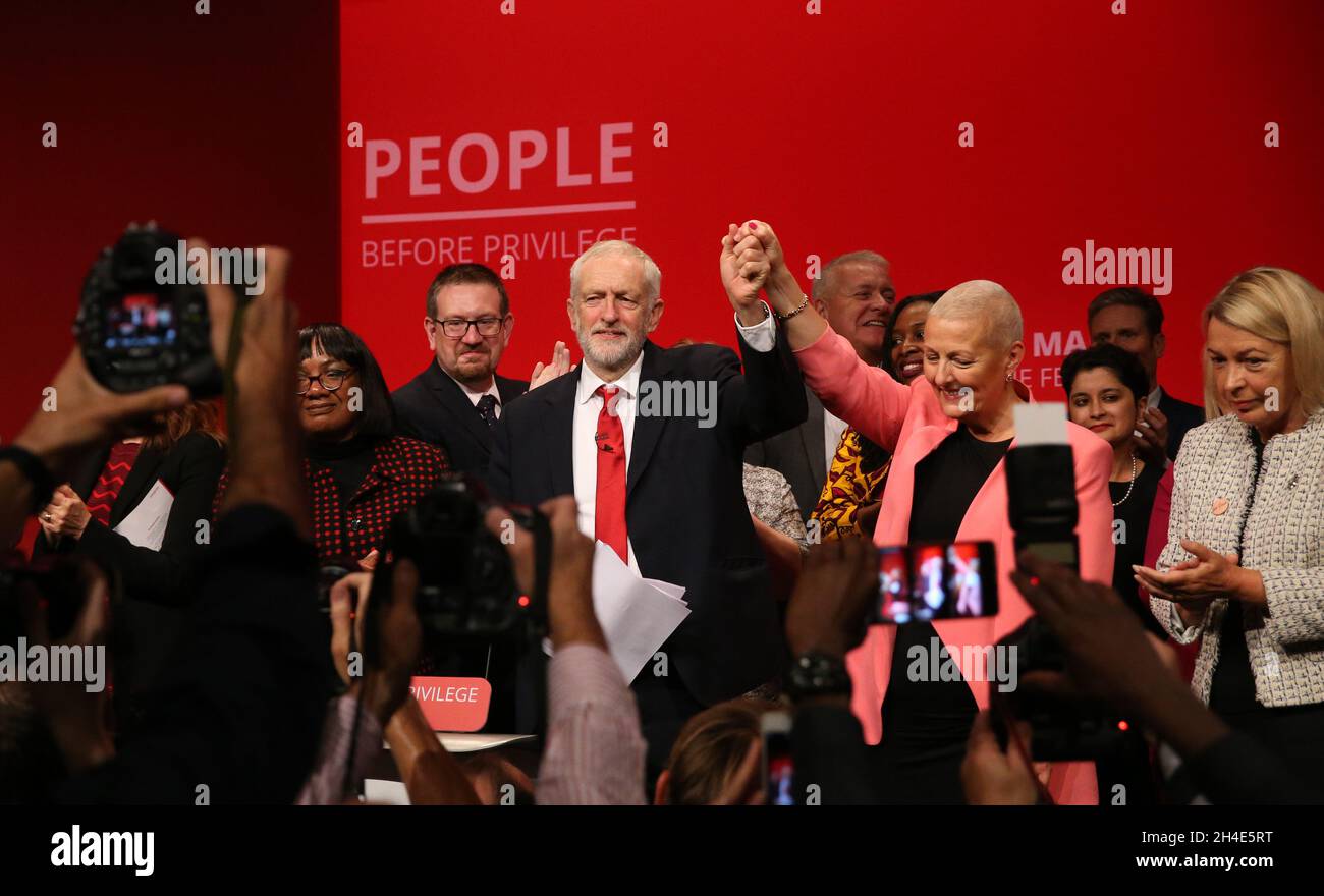 Der Vorsitzende der Labour Party, Jeremy Corbyn, wird von der ...