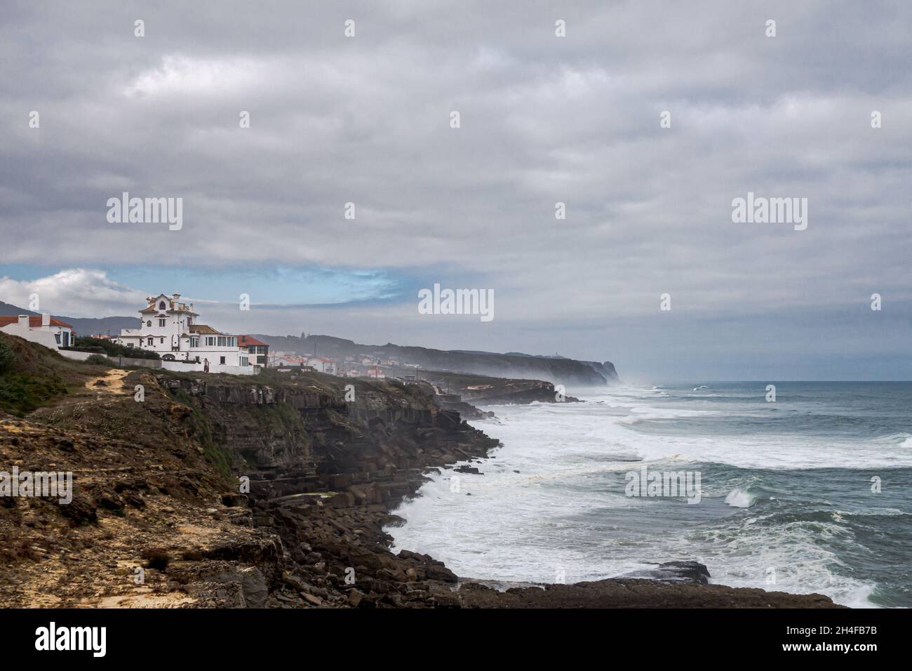 Klippen am strand von praia das macas das macas -Fotos und ...