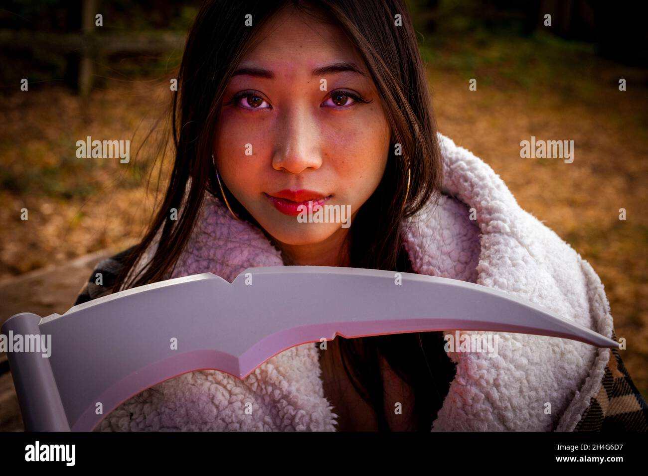 Sensenmann halten -Fotos und -Bildmaterial in hoher Auflösung – Alamy