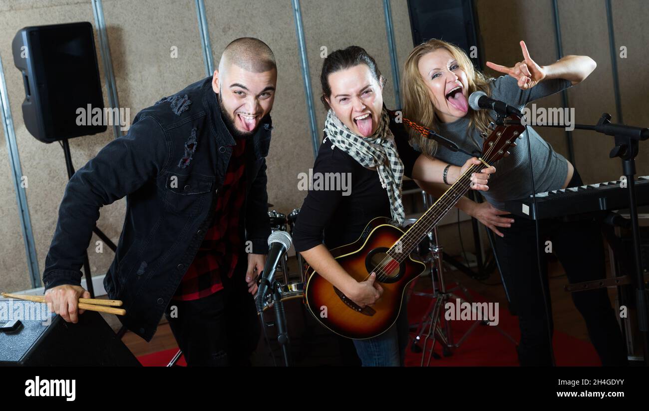 Gitarrist und schlagzeuger -Fotos und -Bildmaterial in hoher Auflösung ...
