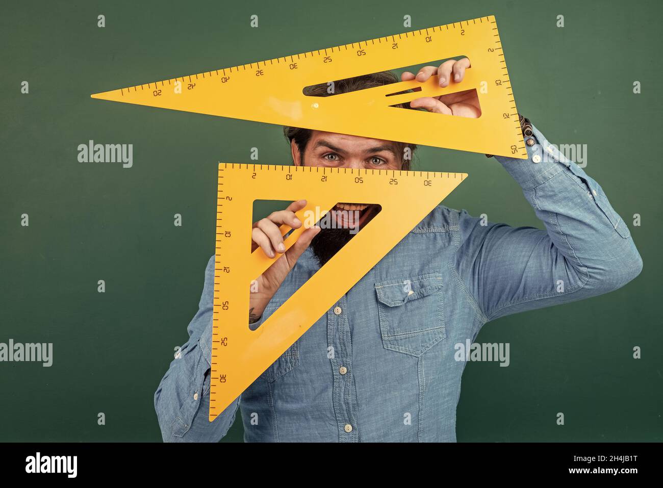 Männlicher Schüler an der Mathematik-Schule Lektion. Bestehen Sie die ...