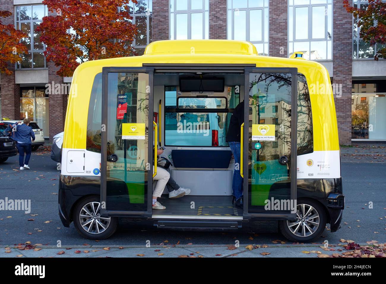 Erster selbstfahrender Bus oder autonomes Auto für 6 Passagiere, Tegel ...