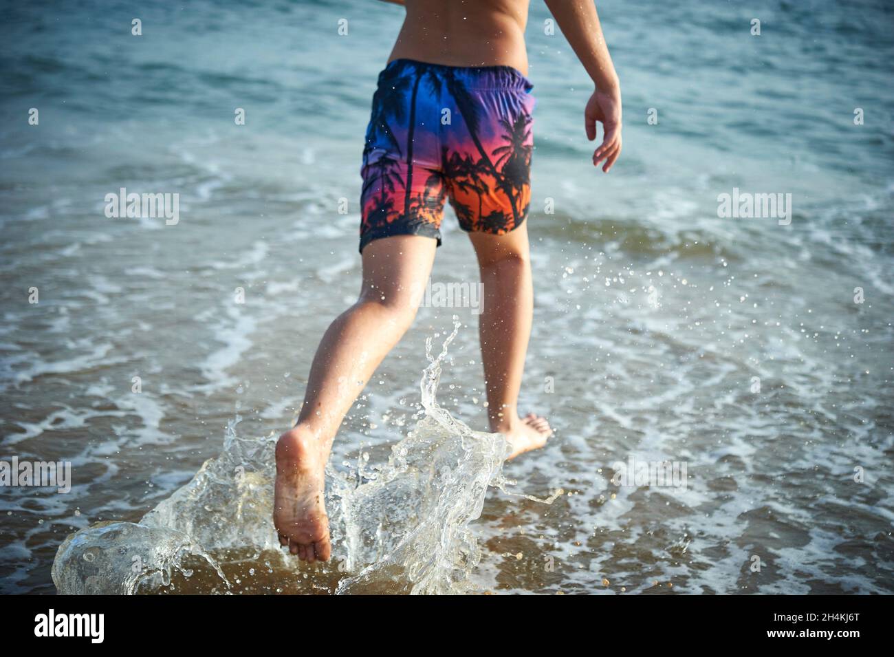Teenager am strand -Fotos und -Bildmaterial in hoher Auflösung – Alamy