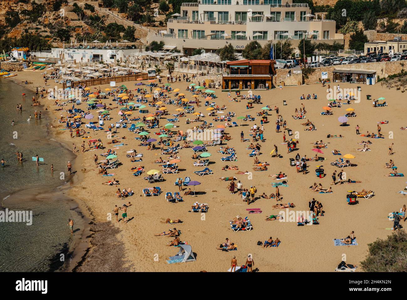 Sandy beach bay sonnenbaden malta -Fotos und -Bildmaterial in hoher ...