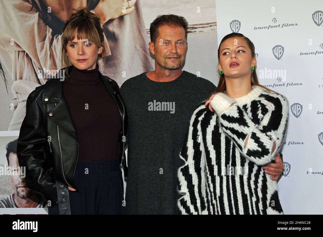 München, Deutschland. November 2021. Die Schauspieler Emily Cox (l ...