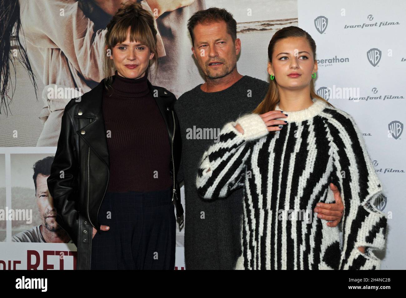 München, Deutschland. November 2021. Die Schauspieler Emily Cox (l ...