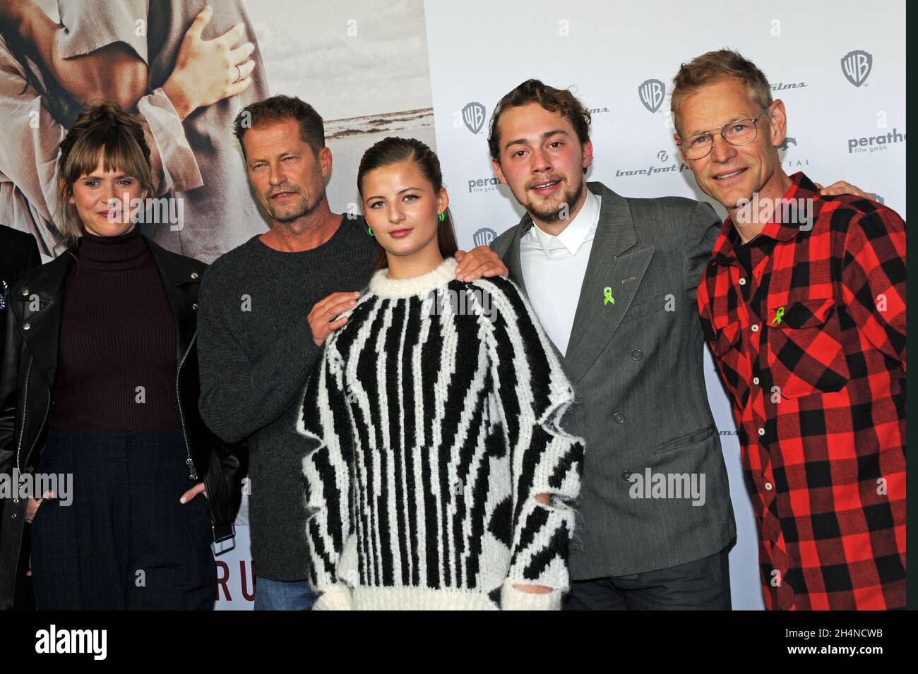 München, Deutschland. November 2021. Die Schauspieler Emily Cox, (f-l ...