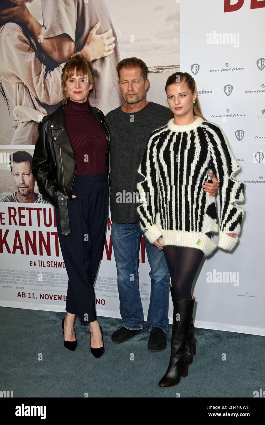 München, Deutschland. November 2021. Die Schauspieler Emily Cox (V-l ...