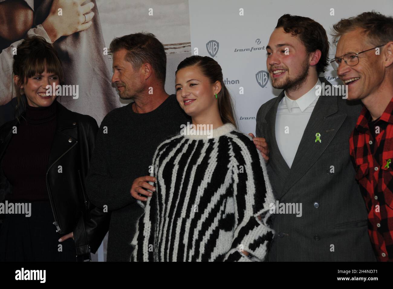 München, Deutschland. November 2021. Die Schauspieler Emily Cox (f-l ...