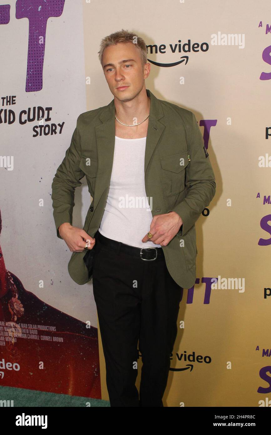 Drew Starkey kommt zur Premiere Eines MANNES NAMENS SCOTT am 3 ...