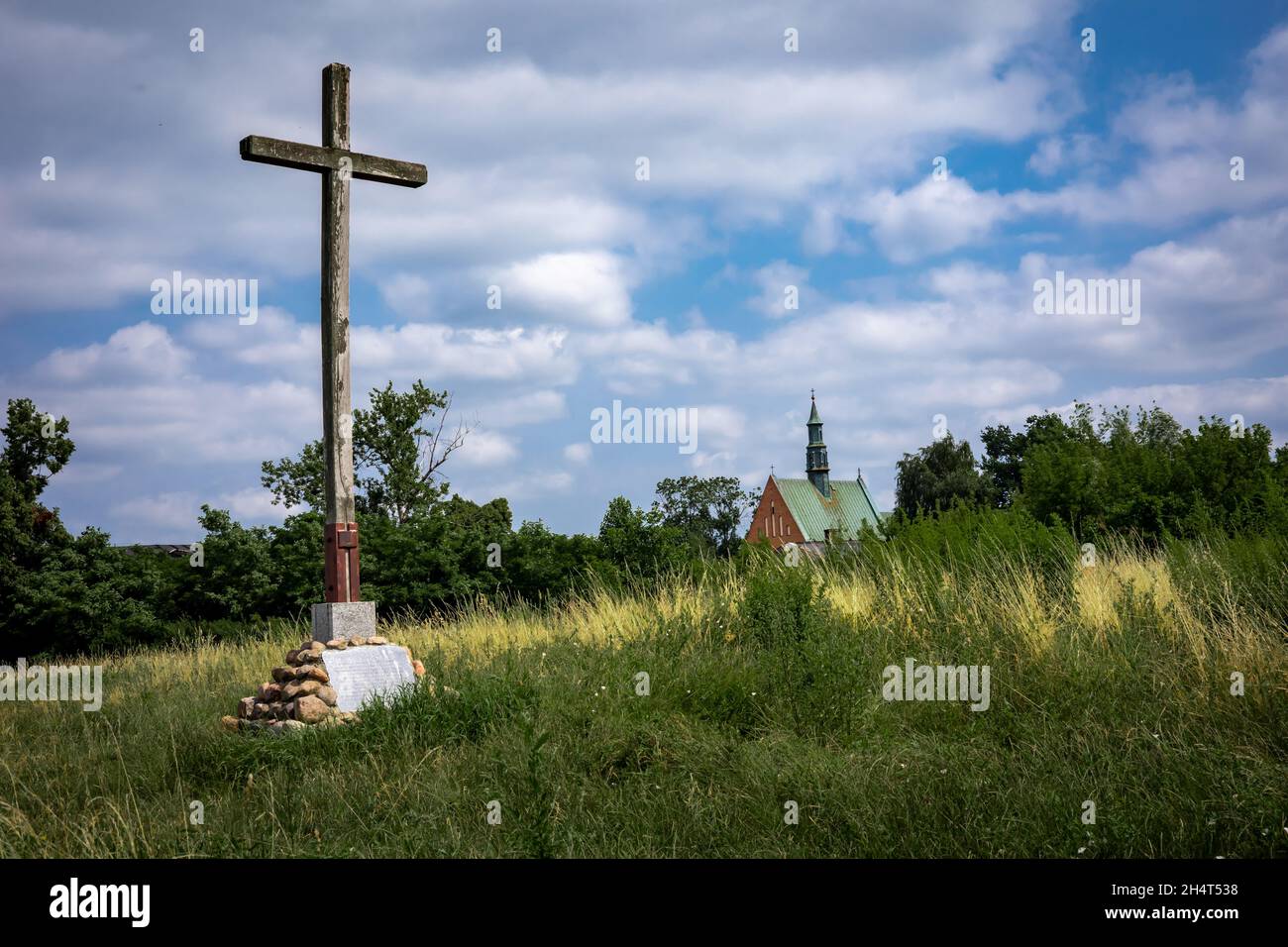 RADOM, POLEN - 26. Juli 2021: Ein hölzernes Kreuz auf dem Hügel ...