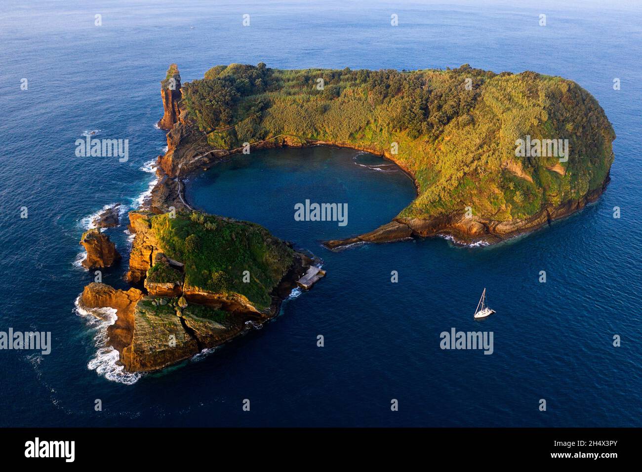 Luftaufnahme der vulkanischen Insel Vila Franca do Campo und Segelboot ...