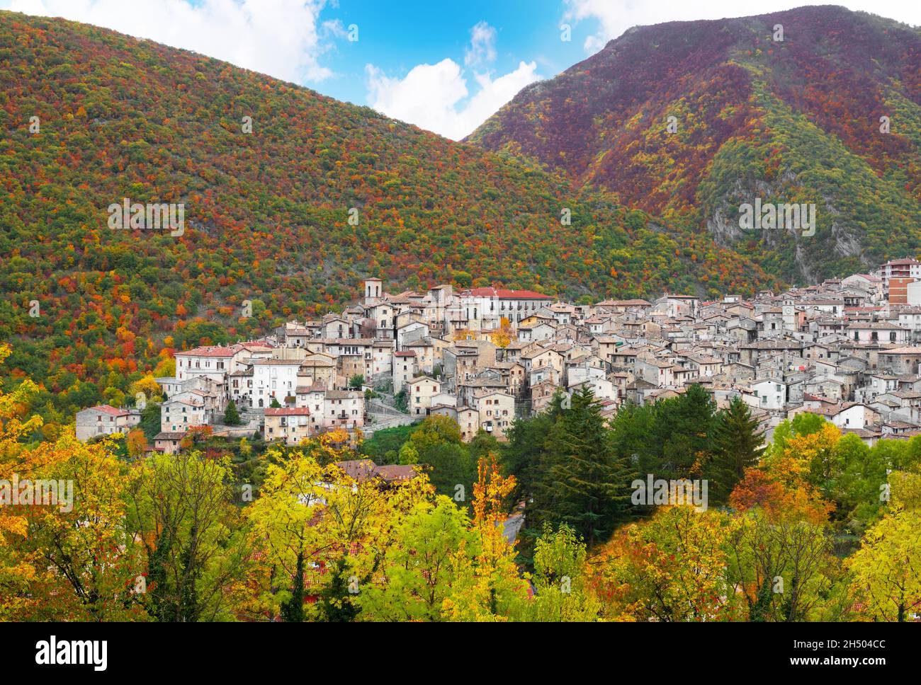 Scanno (Abruzzen, Italien) - das mittelalterliche Dorf Scanno, in der Bergkette des Abruzzen ...