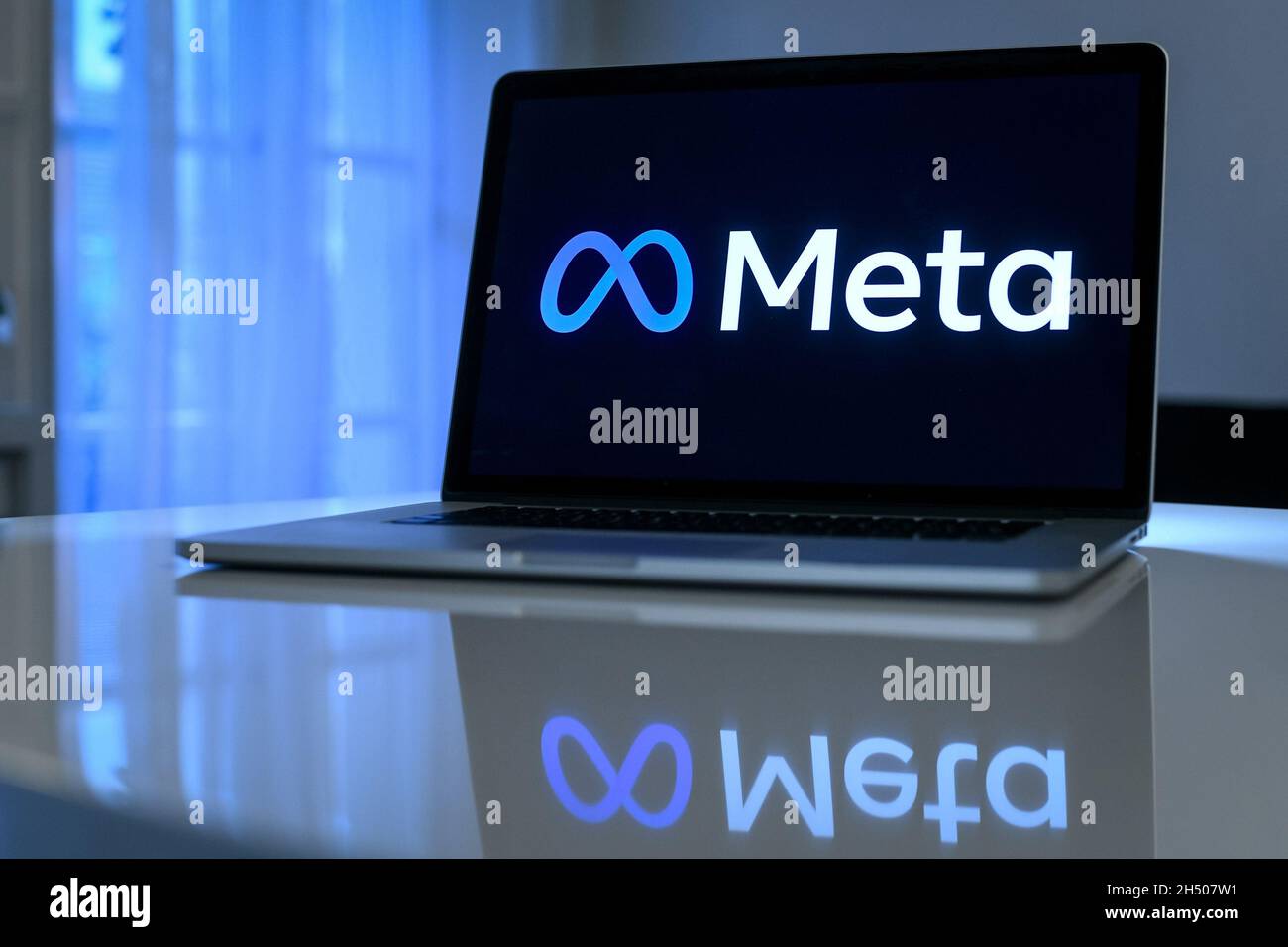 Laptop mit Meta-Logo auf dem Display. New Mark Zuckerberg Social ...