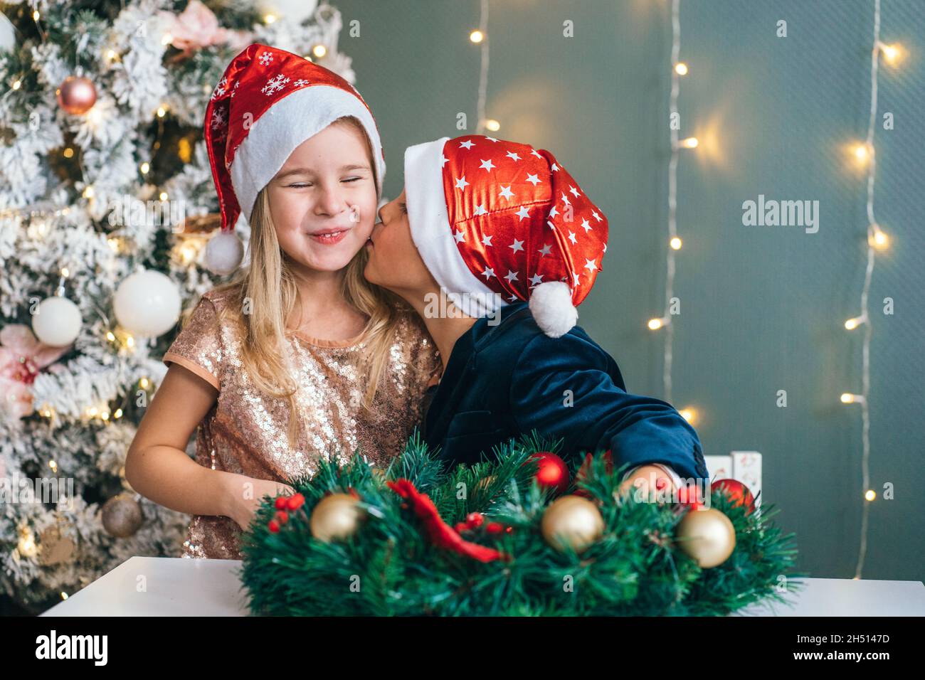 Kinder junge mädchen kuss -Fotos und -Bildmaterial in hoher Auflösung ...
