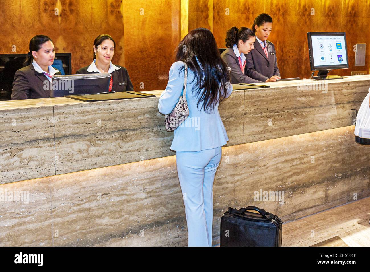 Check in mitarbeiter -Fotos und -Bildmaterial in hoher Auflösung – Alamy