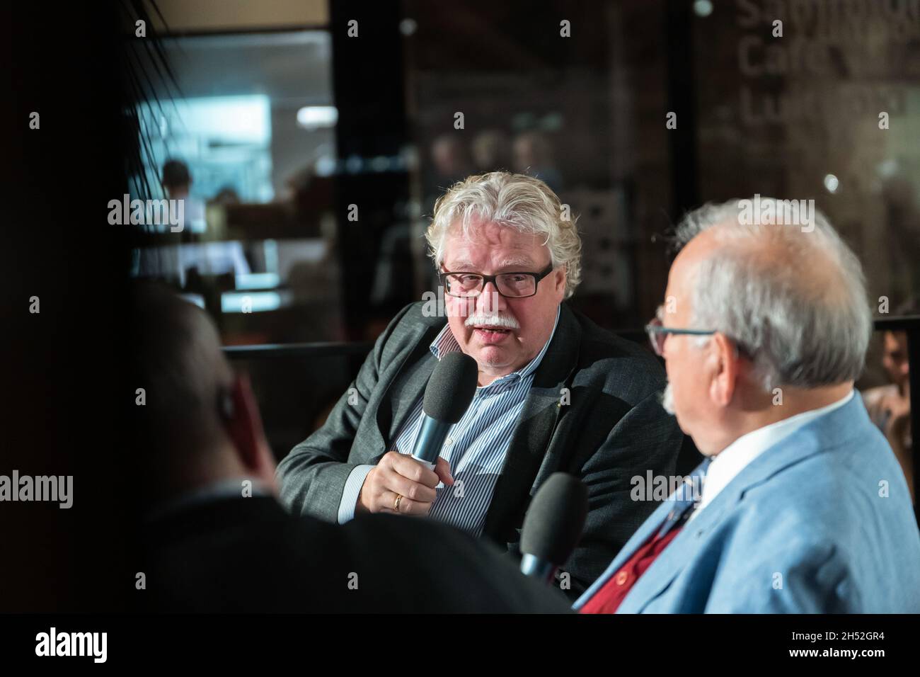 Dr. Nikolaus Birkl auf der Bühne. Am 05.11.21 fand im Café Luitpold, in ...