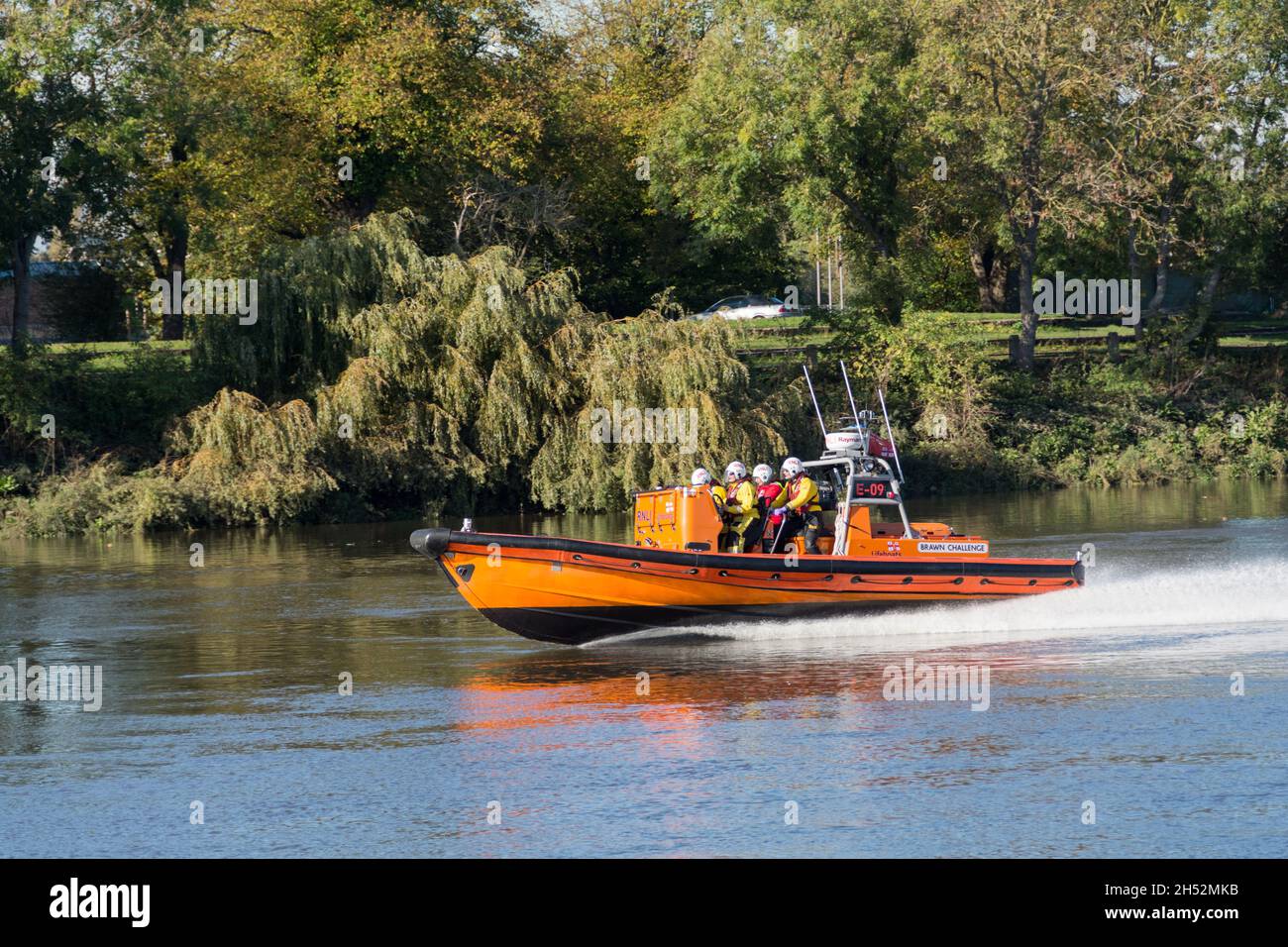 RNLI Brawn Challenge aufblasbar und Crew auf einem Notruf von Chiswick ...