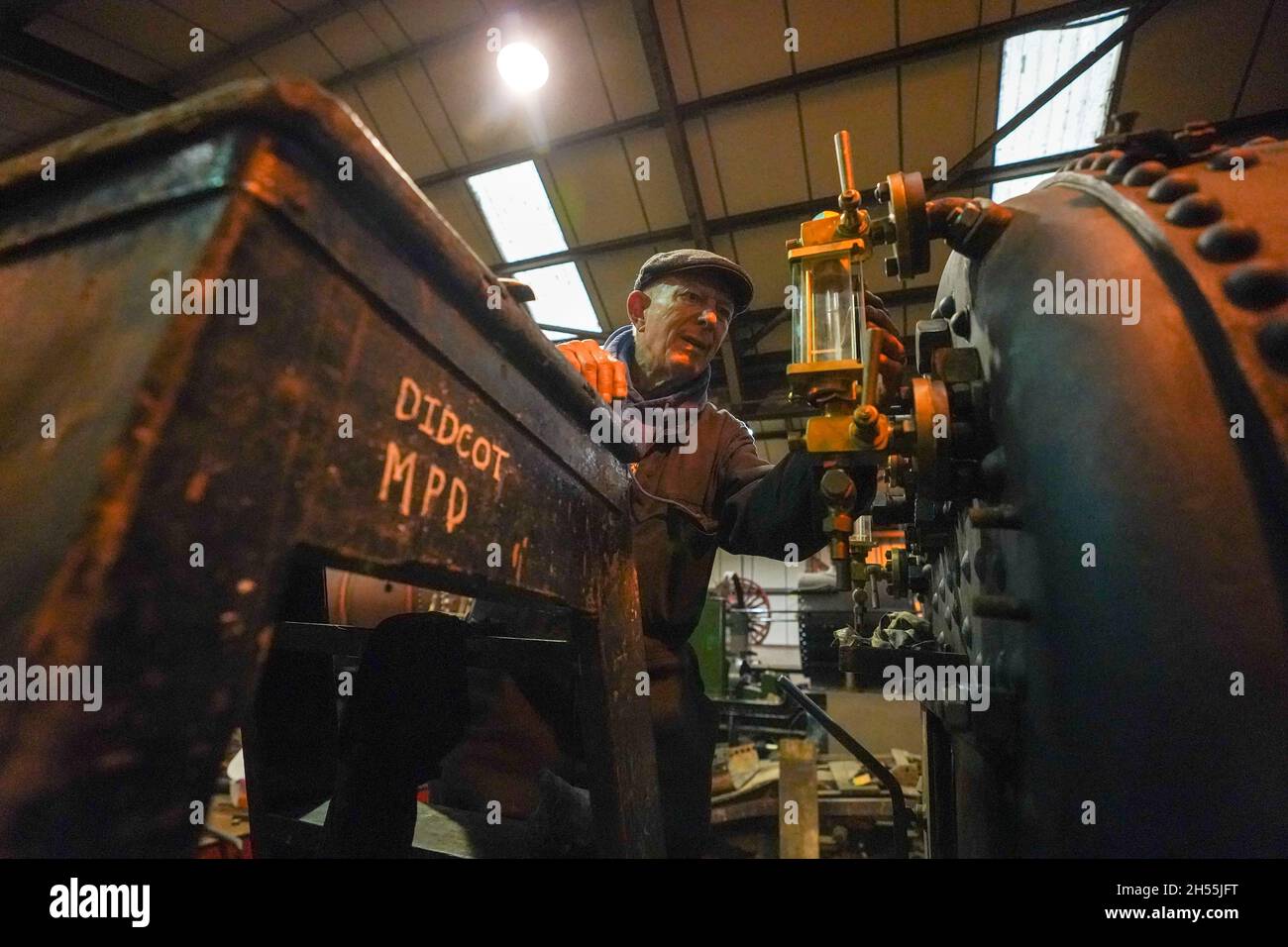 Der Freiwillige Chris Handby arbeitet an der Restaurierung einer ...