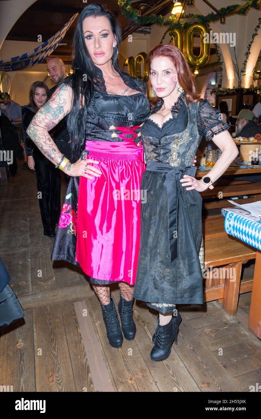 Bettie ballhaus und beste freundin julia exclusiv -Fotos und ...