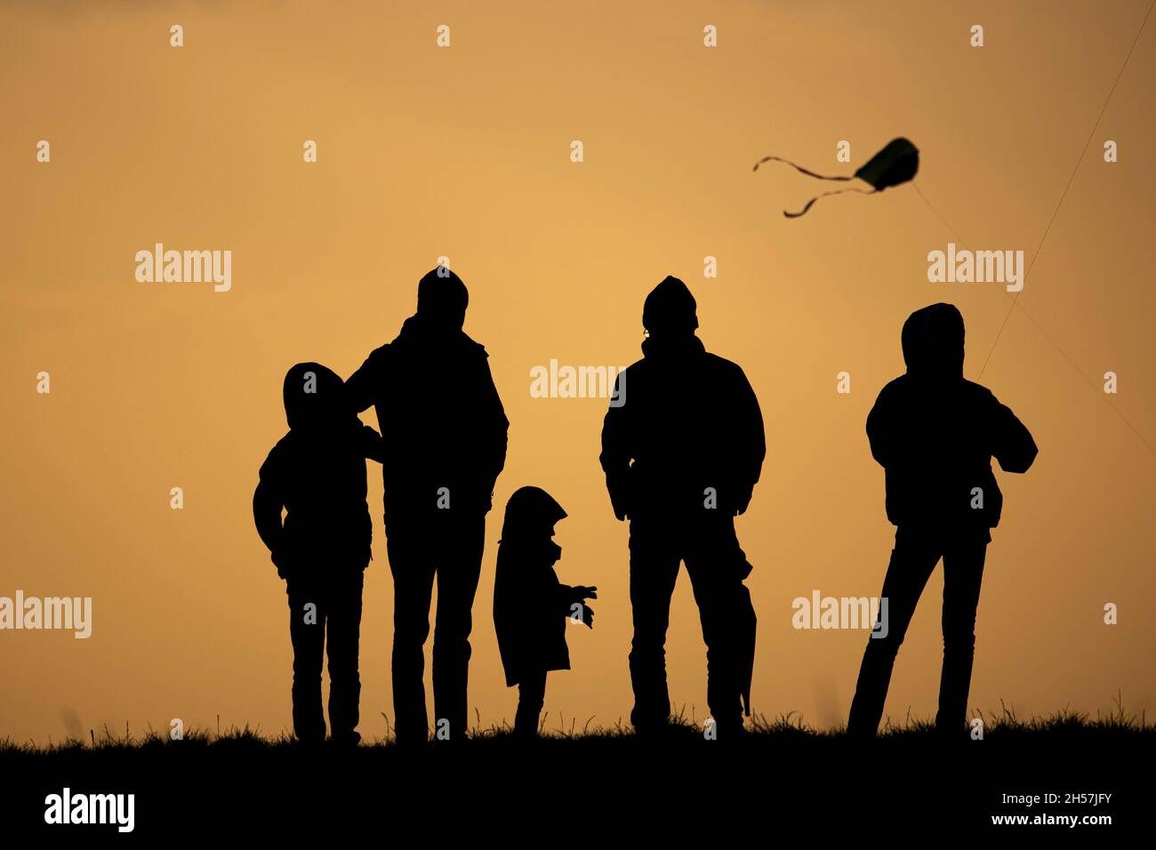 Berlin, Deutschland. November 2021. Die Silhouette von drei Kindern und ...