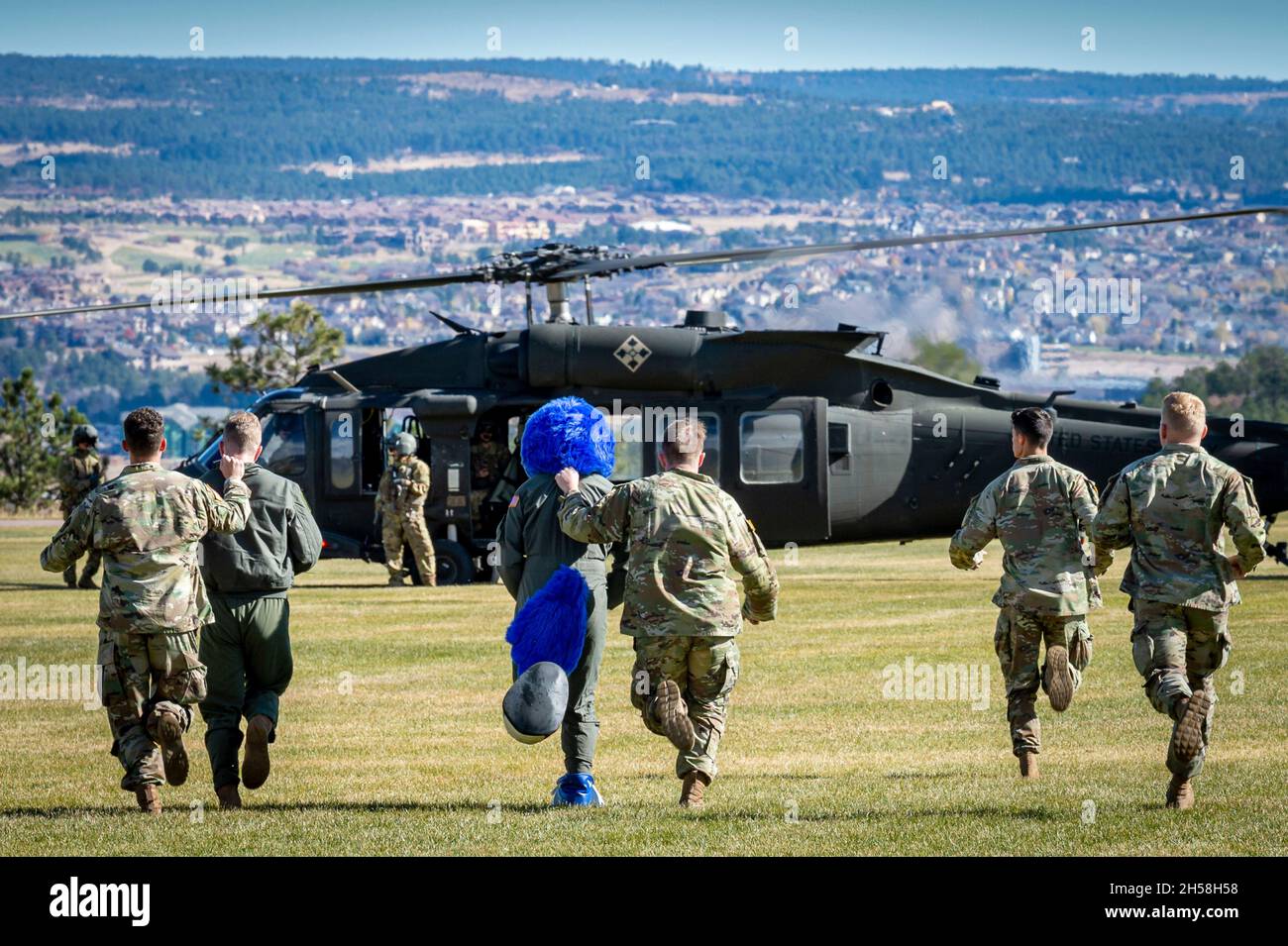 Football mascots -Fotos und -Bildmaterial in hoher Auflösung – Alamy
