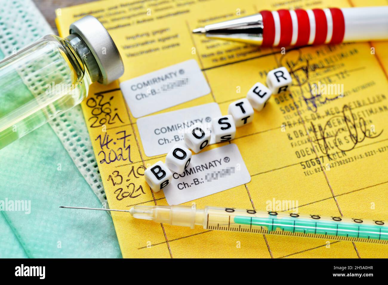 Impfpass mit drei eingetragenen Corona-Impfungen und Schriftzug Booster ...