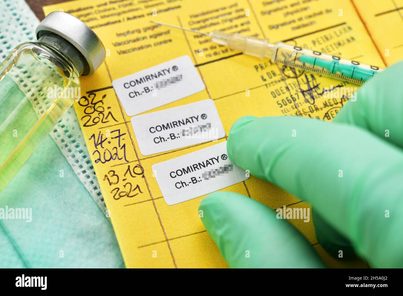 Impfpass with drei ingetragenen Corona-Impfungen, Symbolfoto ...