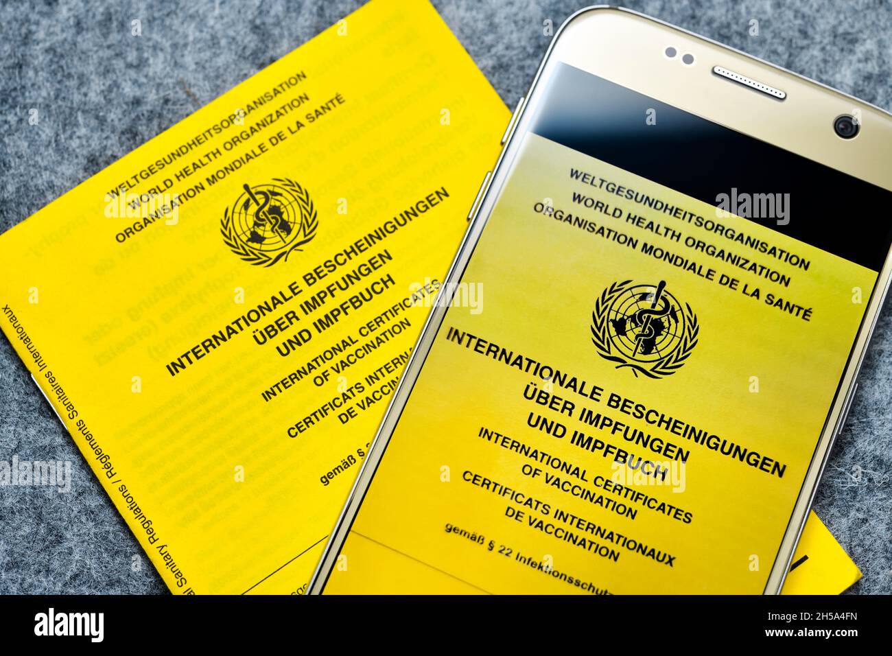 Impfpass und Smartphone, digitaler Impfpass Stockfotografie - Alamy
